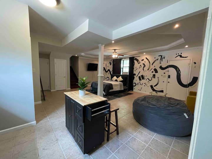 Vibey Basement Studio Apartment Near Truist Park - Smyrna, GA