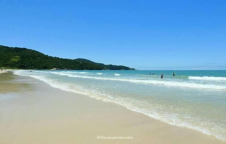 Apartamento Novo Com Dois Quartos Sendo Uma Suíte, Com Wi-fi, Ar Condicionado, Sacada Com Churrasqueira E Garagem Coberta - Governador Celso Ramos