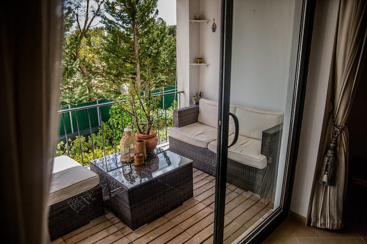 Stylish, Poolside, Spacious Pvt Parking (T2) - Lagos