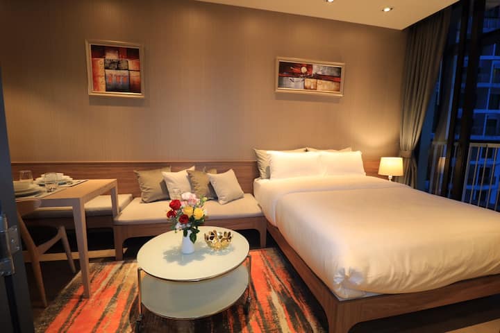 Stylish High-rise Studio In Trendy Phrom Phong - Bangkok