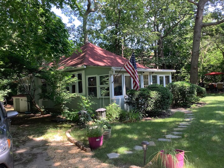 Wine Country Cozy “Home Away” In The Woods - The Hamptons, NY