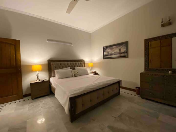 Luxury Room In F7 Next To Markaz And All Brands!! - イスラマバード