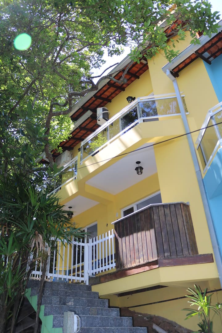 Lovely Yellow Townhouse - With Artesian Well - Bombinhas
