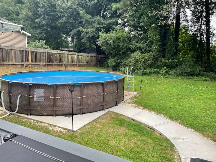 Peaceful 4 Bedroom 2 Bathroom With Pool, Hot Tub - Riverdale, GA