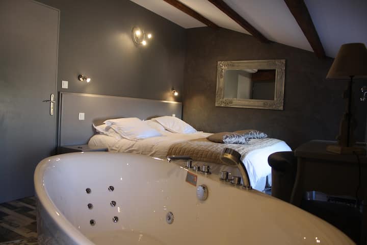 Chambre Baroque Dans Un Mas De Charme En Cévènnes - Anduze