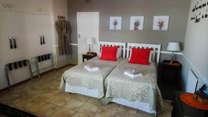 Poplar Lane Guest House - "Burger" Room - Oudtshoorn