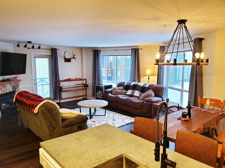New Reno Ski In/out Near Village + Dog Friendly - Big White Ski Resort, BC