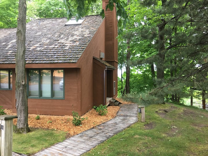 Cali King 2 Room With Fireplace Sleeps 5(4 Adults) - Alden, MI