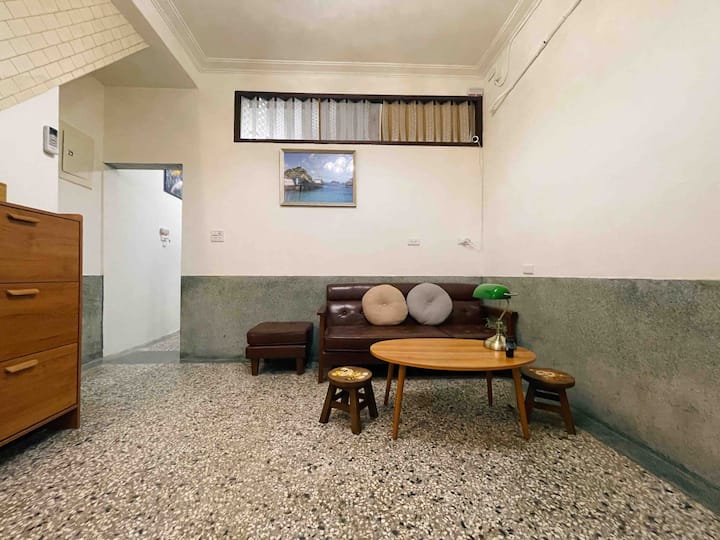 中西區漫活小樹/木質調四人房/房內獨立衛浴/步行國華街海安路2分鐘/河樂廣場3分鐘/地點絕佳漫步台南 - Tainan City