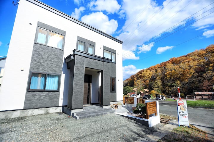 Furano Cube Sugar-方糖民宿,步行8min到雪场4 Brs,max 6ppl - 후라노시