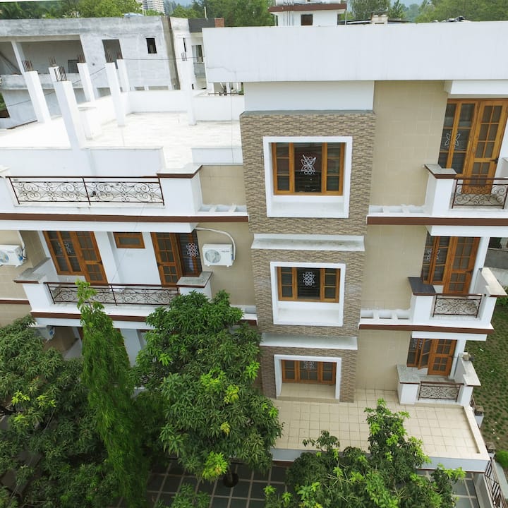 Hari Sharanam | Luxury Studio Apartments - 데라둔