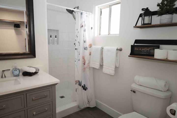 Spacious Private Guest House +Secure Gated Parking - Bakersfield, CA
