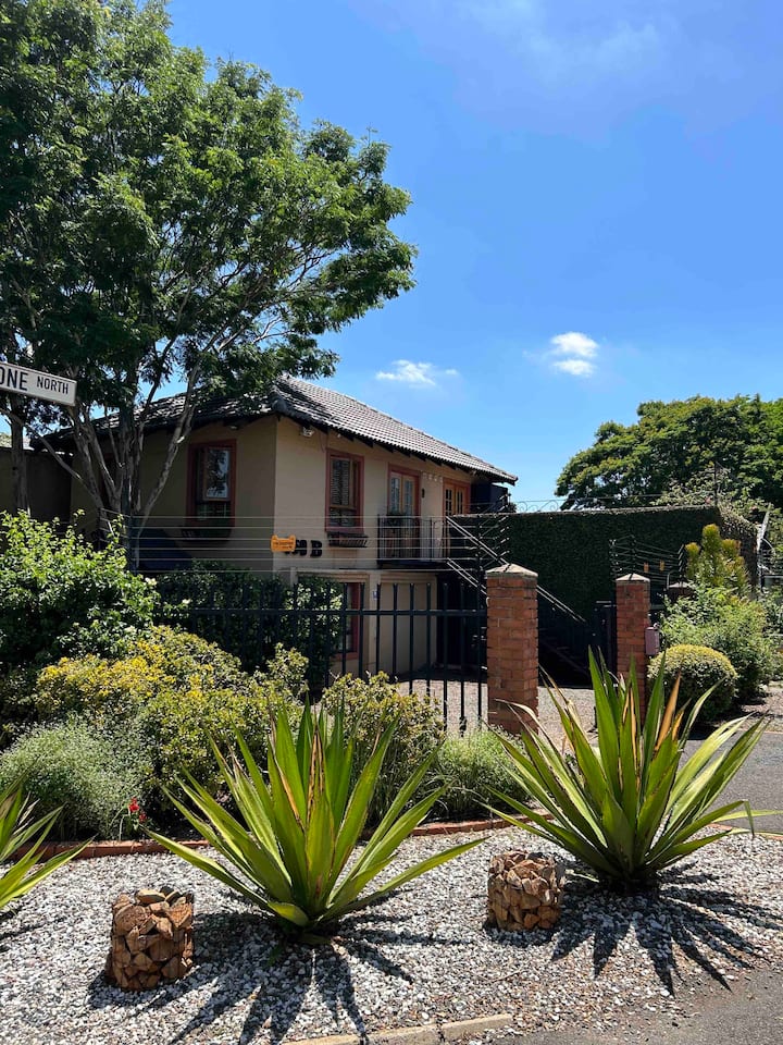 Sun-decked Tranquility In Lynnwood - Pretoria