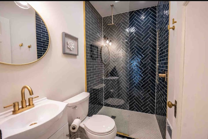 Upper Monroe King Perfect For Long Stays - Rochester, NY
