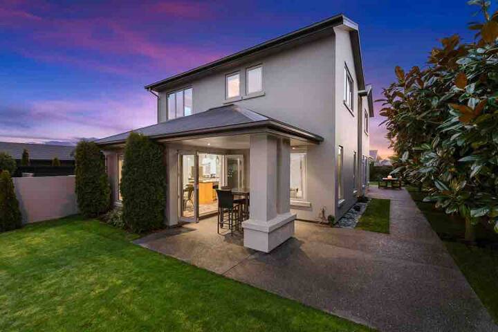 Executive 4 Bedroom 3 Bathroom Home - Kaiapoi