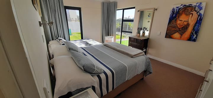 Stilbaai Apartment, 3 Bedrooms Only Beautiful View - Stilbaai