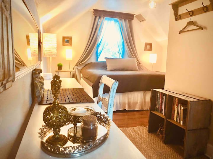 Serene French Country  Cottage Near Everything - Dunedin, FL