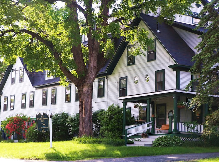Follansbee Inn - New London, NH