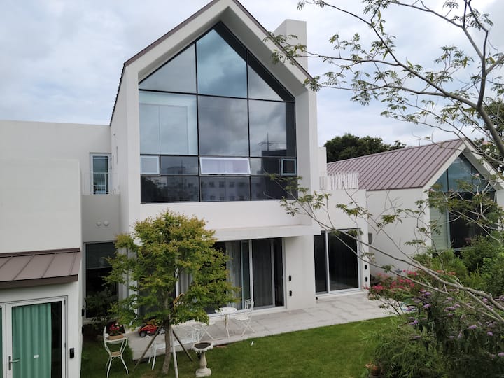 정원이 아름다운 #"두리힐"
언덕위에 두채의 #하얀집
#서부관광지
#유럽풍 숙소 - Jeju-si