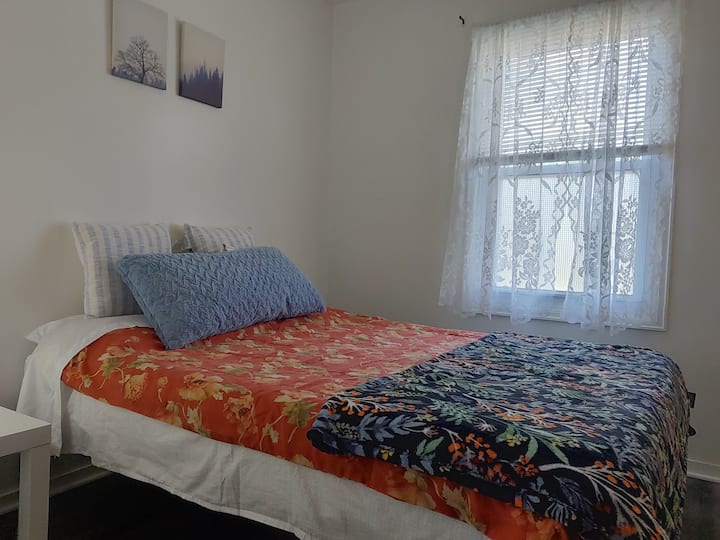 Point Place Full Bed Room C Near Lake Erie - Toledo, OH