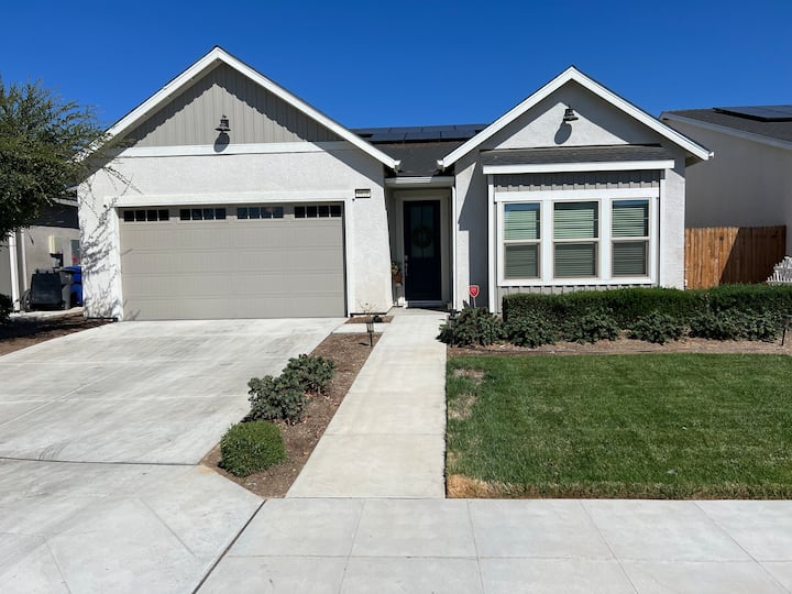 Cozy Clean 3 Bedroom 2 Bath Home - Clovis, CA