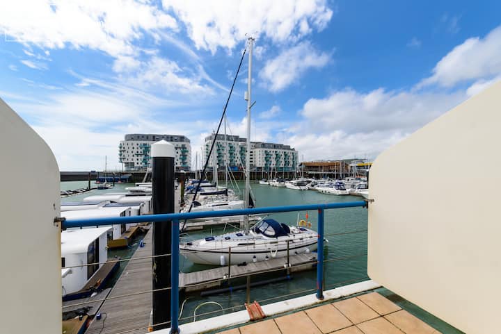 Floating Studio Above The Water On Brighton Marina - ロッティングディーン