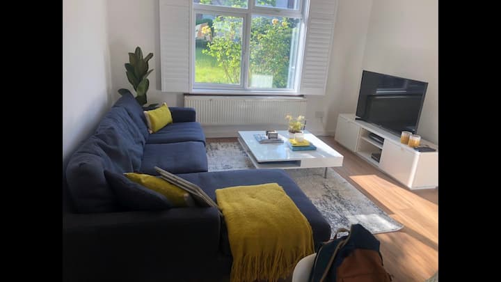 Modern House In Morden - Surbiton