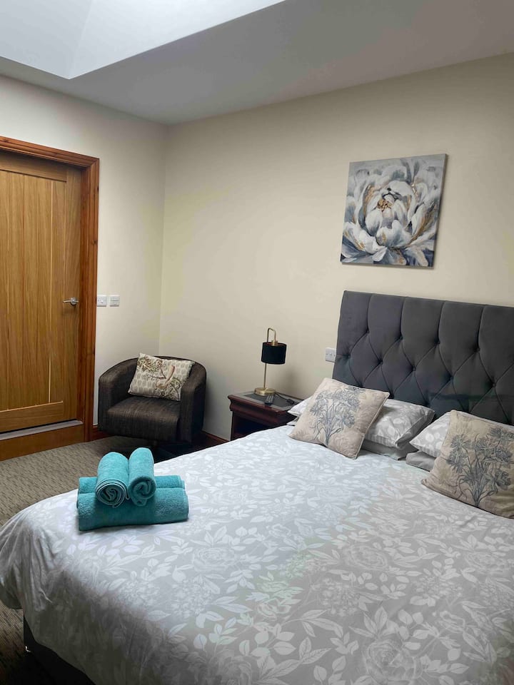 Spacious King Room A Great Location - Milford Haven