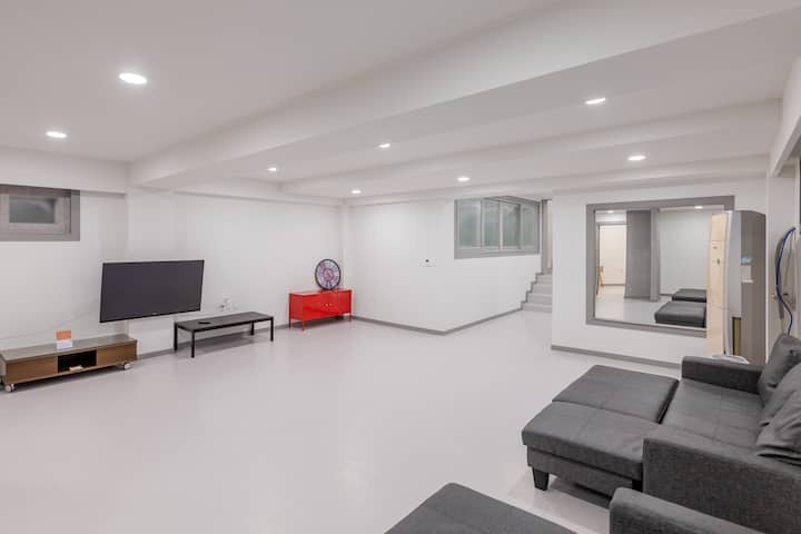 애월, 곽지해수욕장 도보30초! 50평형 단체룸! 룸3 화장실2 애월펜션 - Jeju