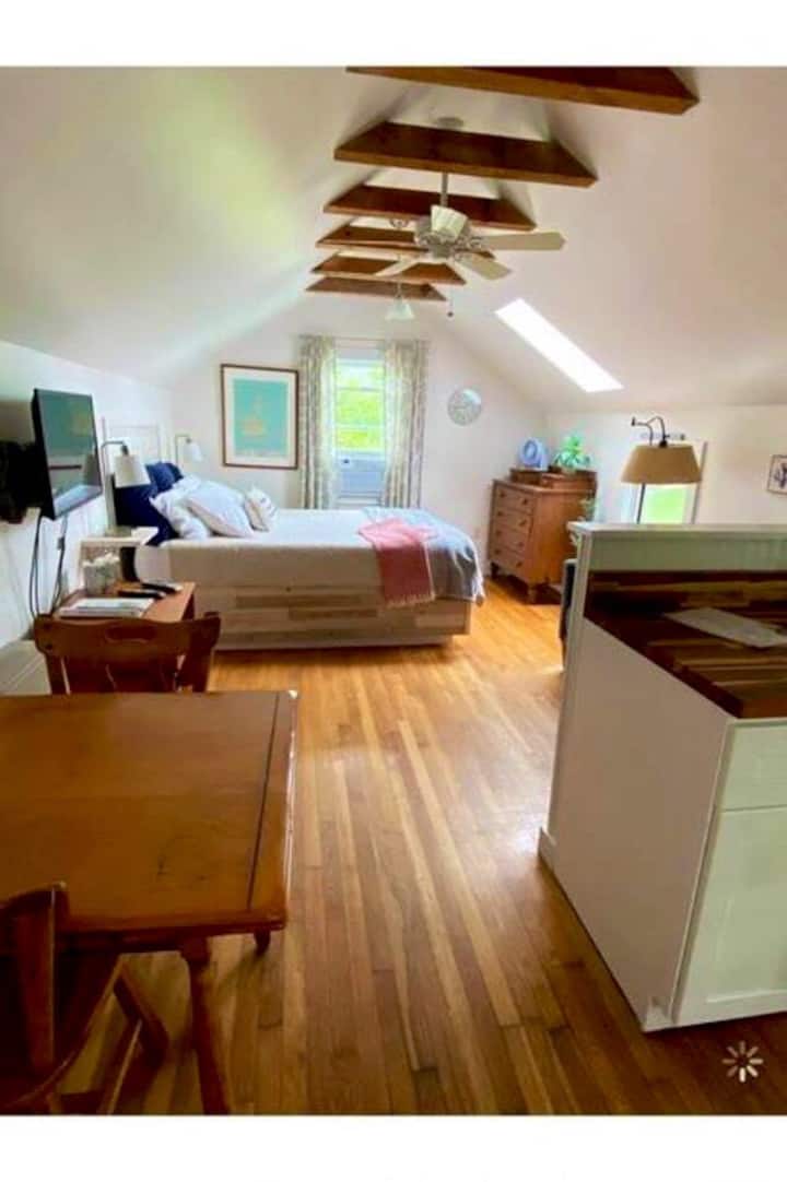 The Ritz: Bright, Airy & Close To Everything! - Block Island, RI