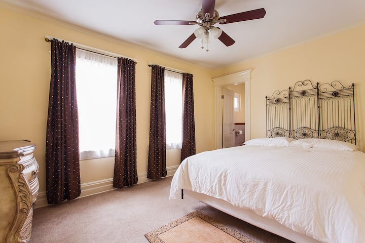 Historic House - Queen Room With Private Bathroom - Los Angeles, CA