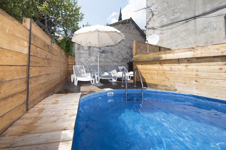 Apartment Elena With Pool In Center Of Split - Split