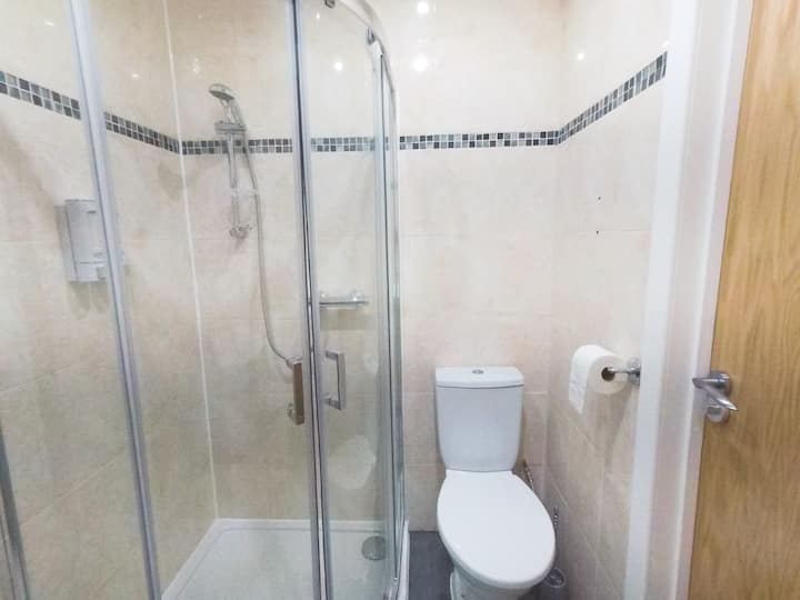 3 Bedroom Flat Pinner/northwood With Parking Apace - Watford