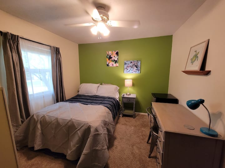 Green Room - Cozy, Clean, Close To Hospitals - Springfield, MO