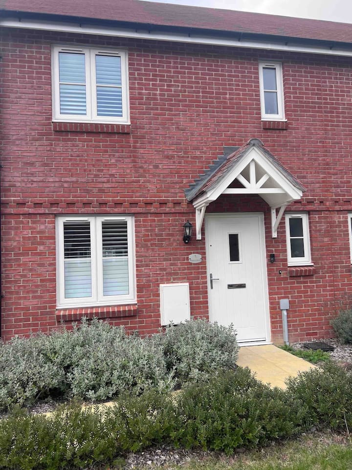 Lovely Home In Quiet Area - London Gatwick Airport (LGW)