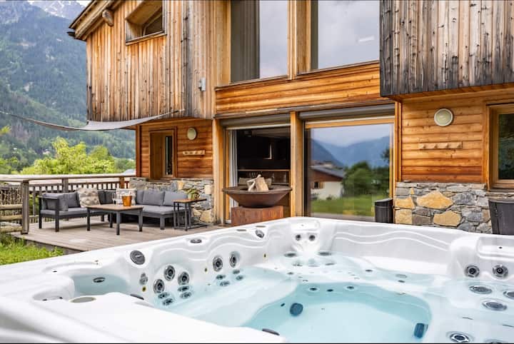 Large Central Chamonix Chalet With Hot Tub - Les Houches