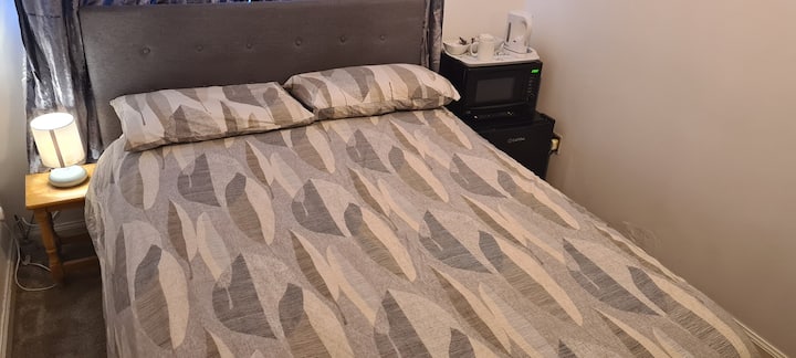 Comfy Room With Ensuite - Livingston