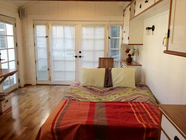 Sunnystay: Bright Garden Palo Alto Studio Cottage - Atherton, CA