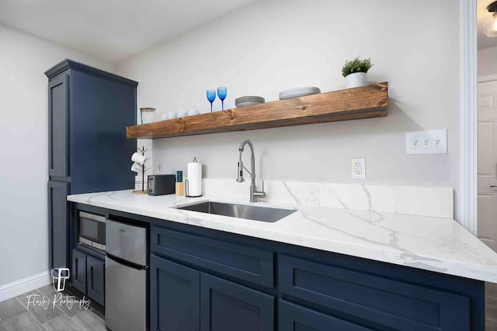 Charming Guest House With Kitchenette And W/d! - Bakersfield, CA