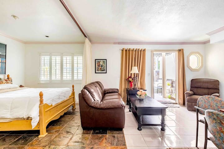 Tiki Unit, 1 Bedroom Guest-house Studio (Adorable) - Huntington Beach
