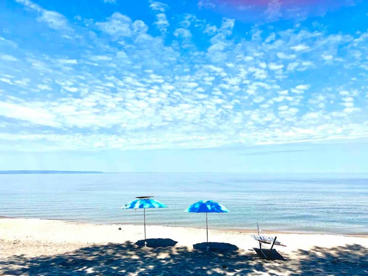 Rare Beachfront Cottage For Sun + Ski Lovers - Wasaga Beach