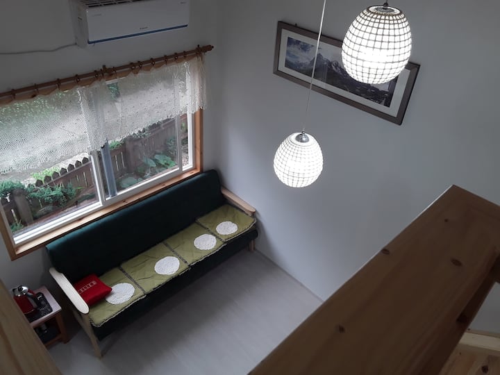 "<서채>#강릉#목재#조용#편안#숲향기#깔금 복층10평, 2인까지만 - Gangneung-si