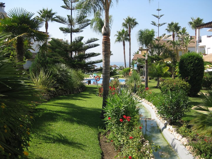 Apto Con Jardín En Urbanización En 1ª Línea Mar - Marbella
