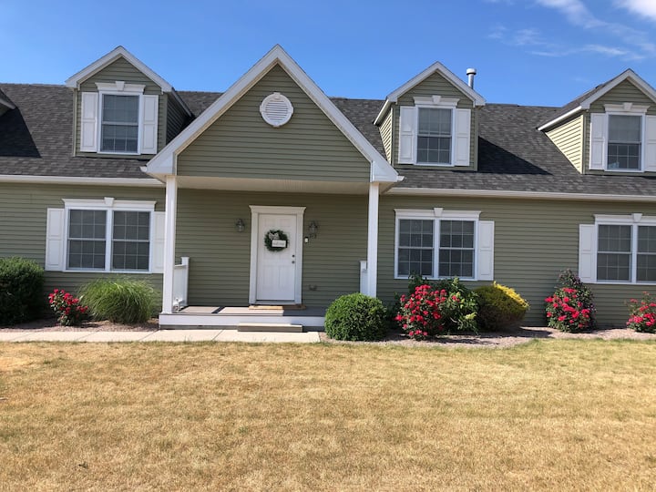 Private Room/bath In Beautiful Sackets Harbor Home - Sackets Harbor, NY