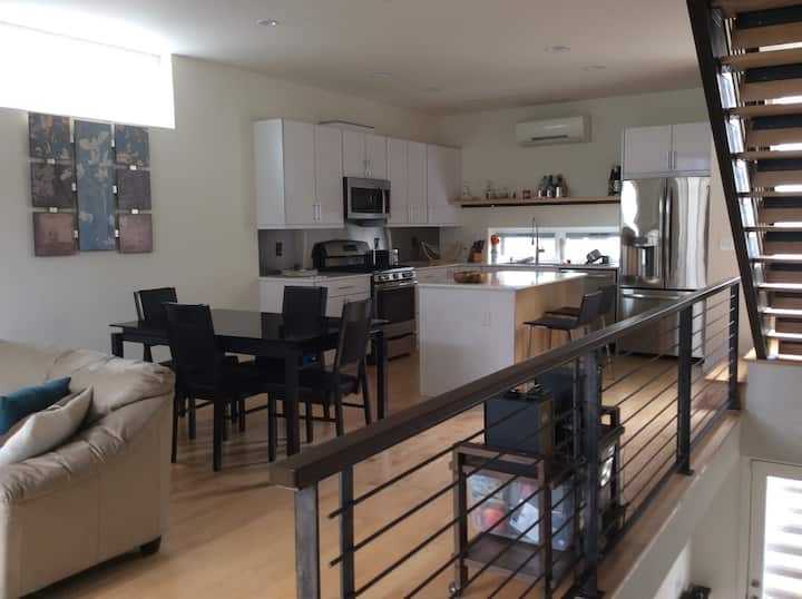 Comfortable Room In Modern Townhome - Seattle, WA
