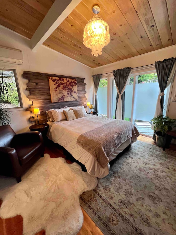 Arcata Forest Retreat: Patio W Firepit & Fountain - Arcata, CA