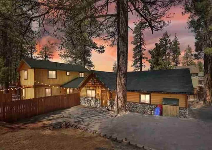 Cheerful 4 Bedroom Cabin With Hot Tub & Lounge - Big Bear Lake, CA