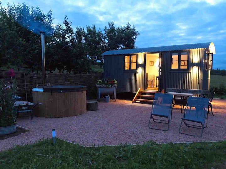 Huw’s Hut @ Penwern...a Delightful Escape - Brecon