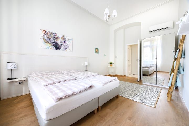 George High End Home In Bar Zone - Budapest