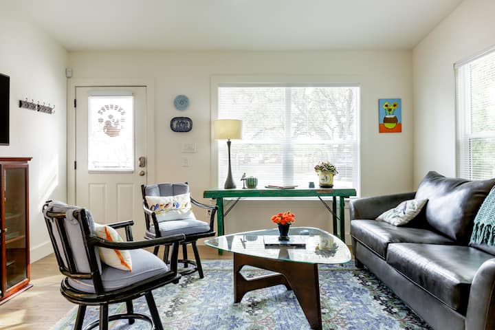 Dine On The Porch At A Cozy Cottage - Buda, TX